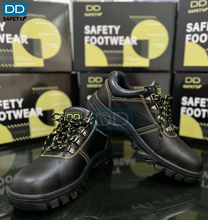 รองเท้าเซฟตี้ DD Safety หัวเหล็ก กันกระแทก พื้นกันลื่น ทนทาน | BB Products