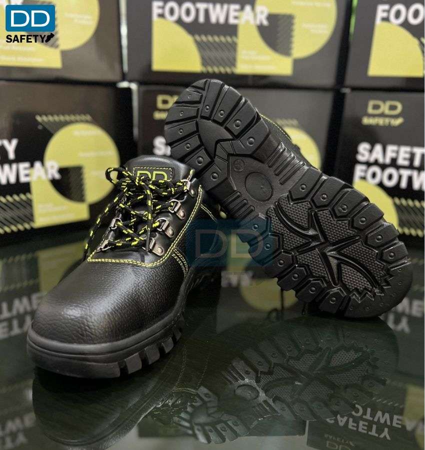 รองเท้าเซฟตี้ DD Safety หัวเหล็ก กันกระแทก พื้นกันลื่น ทนทาน | BB Products